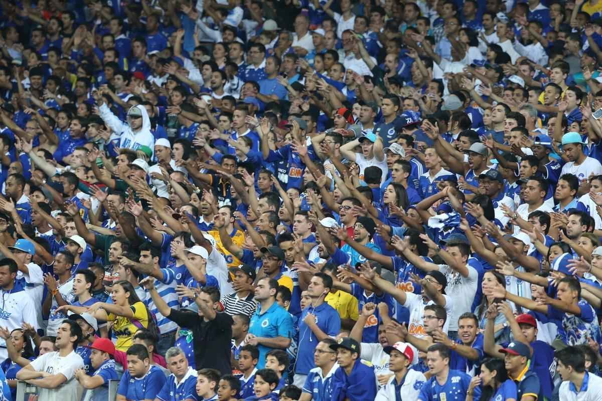 Imagens da torcida do Cruzeiro no jogo contra o Grêmio - Superesportes