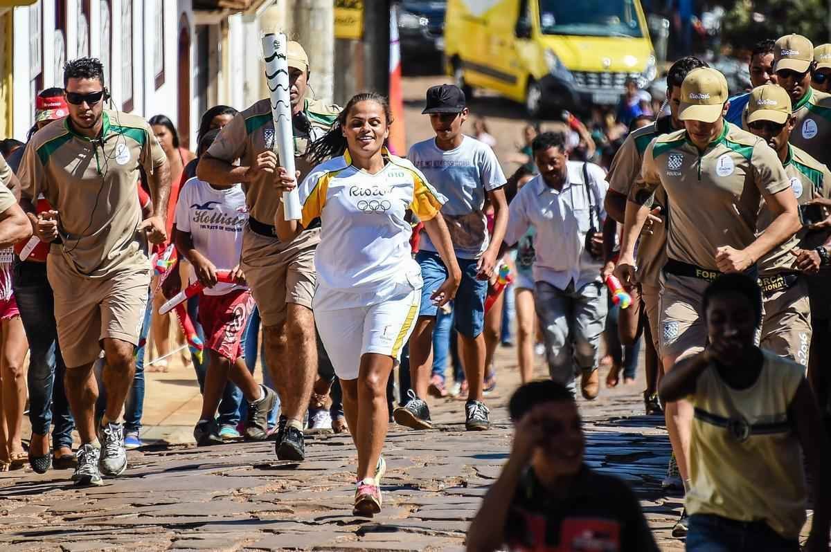 Passagem da tocha olímpica pelo Serro, cidade histórica de Minas Gerais ...