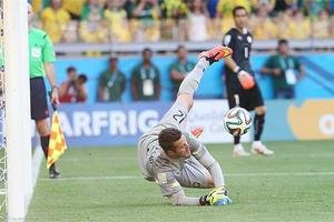 Julio Cesar volta a ser decisivo, cala os críticos e comemora ...