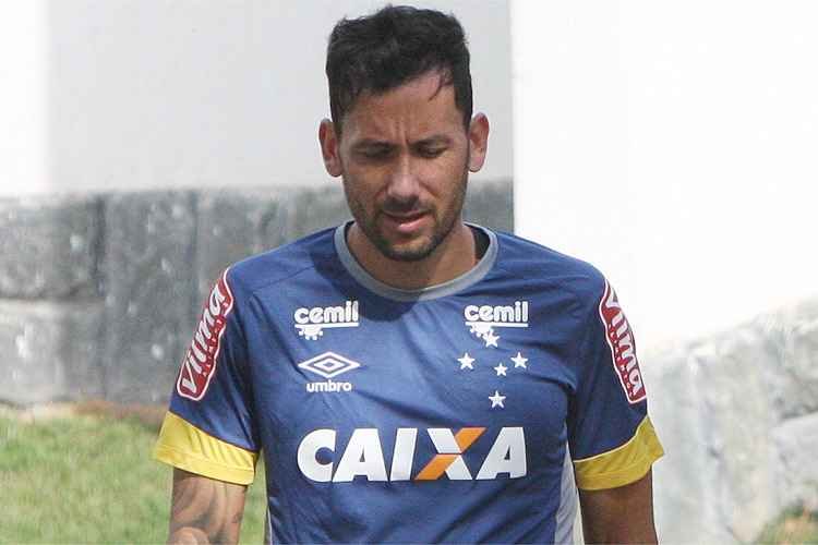 Titular com Mano Menezes, volante Ariel Cabral completa um ano no ...