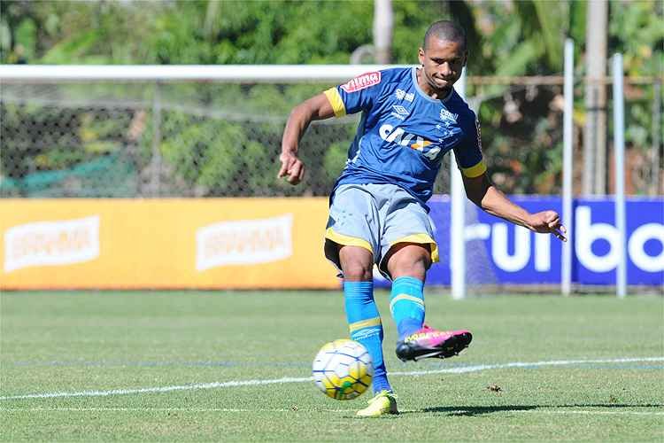 Titular em 100% dos jogos, lateral Edimar celebra sequência e ...