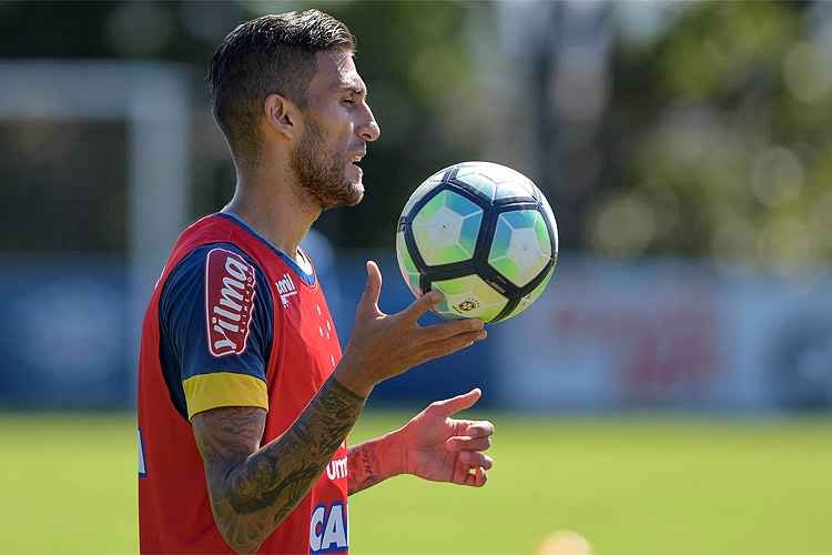 Provável titular, Rafael Marques é elogiado por Mano: 'Dá ...