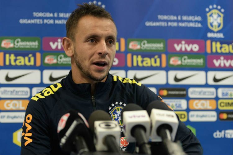 Após negar convocação, lateral Rafinha comemora retorno à Seleção ...