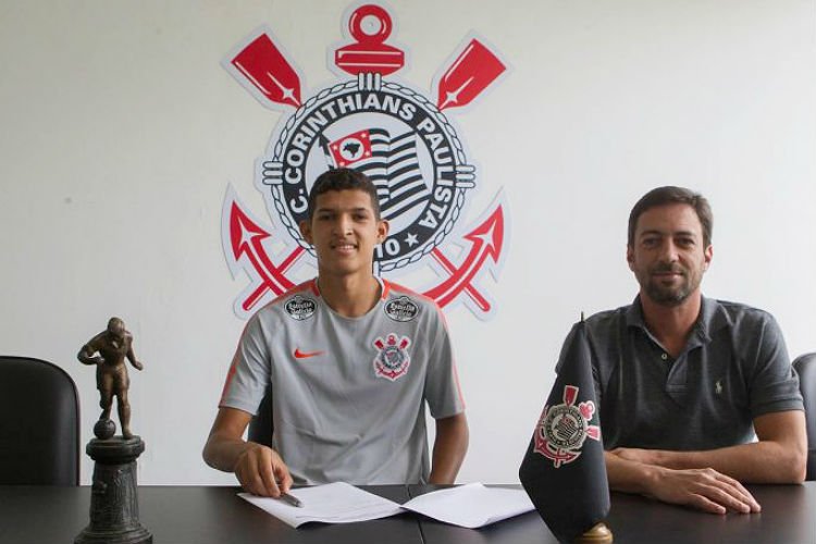 Atacante Matheus Matias é oficializado pelo Corinthians e assina acordo ...