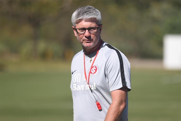Odair intensifica treinos técnicos do Internacional em Atibaia ...