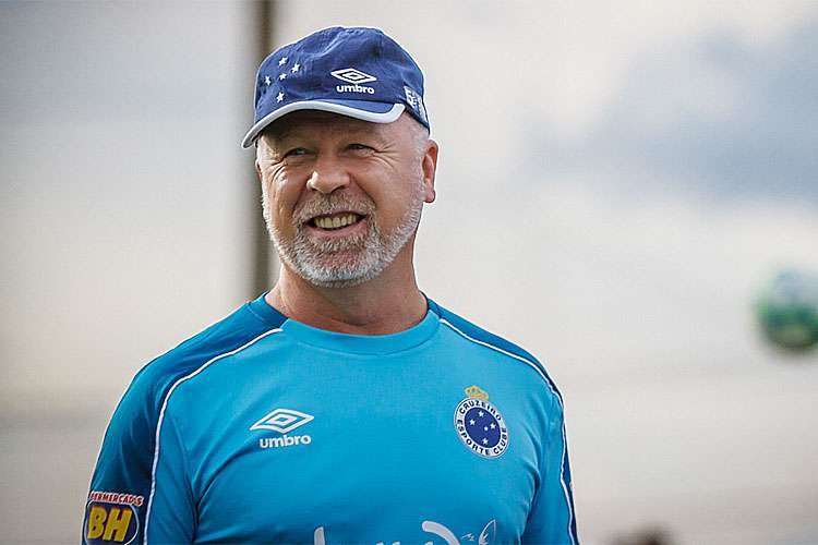 Mano minimiza favoritismo do Cruzeiro no clássico e quer atuação dentro ...