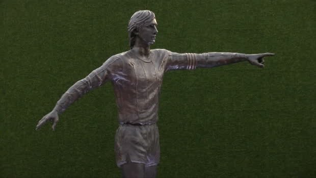 La Liga: Barcelona inaugura estátua em homenagem a Johan Cruyff ...