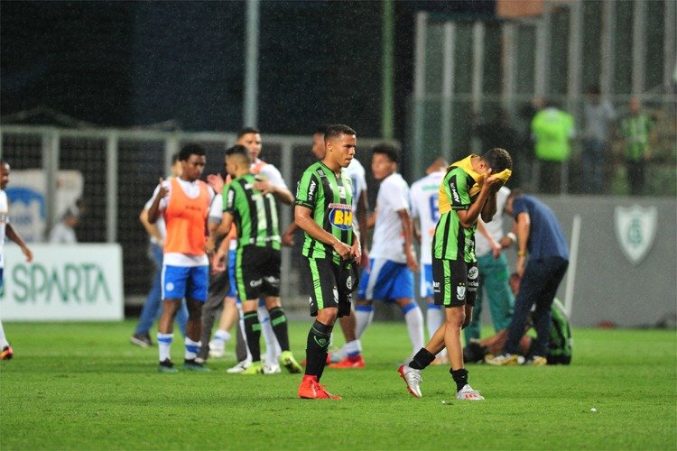 Jogadores do América deixam gramado chorando após derrota no ...